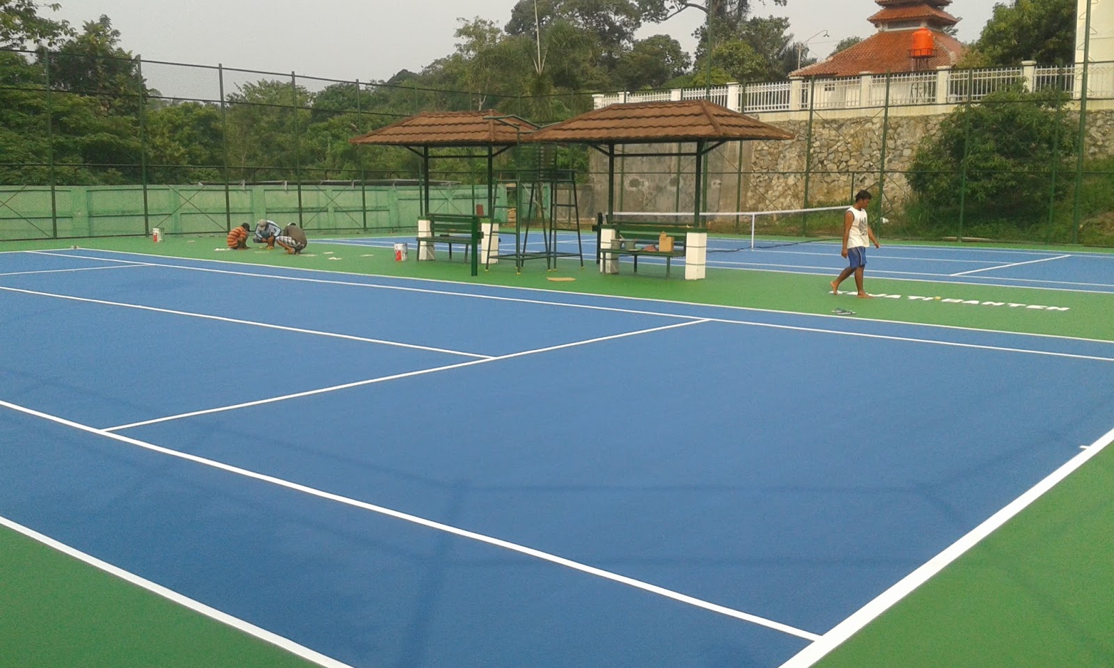 TUKANG LAPANGAN TENIS