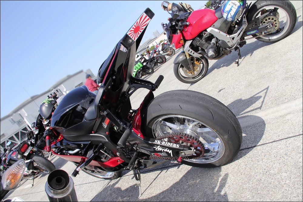 ROAD RIDER: YAMAHA YZF-R6 Stunt Style Custom