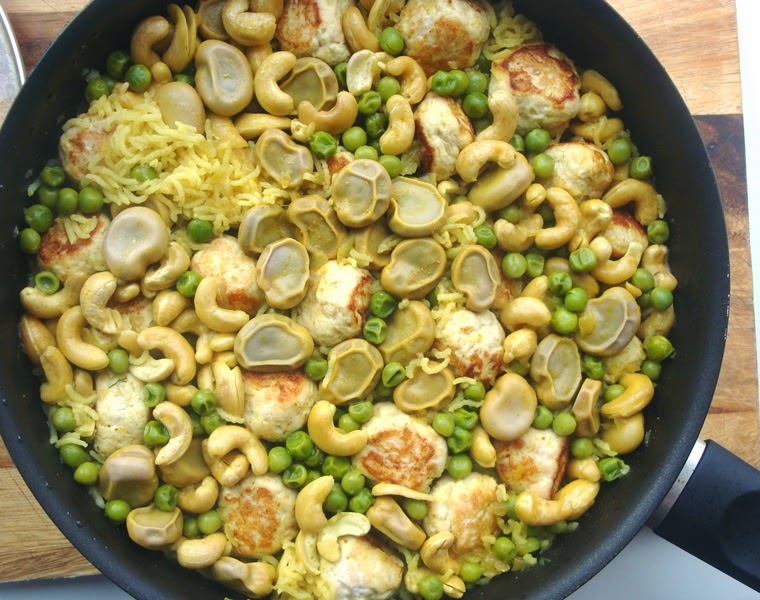 meklējot priekus: lielie karija rīsi ar vistas bumbiņām