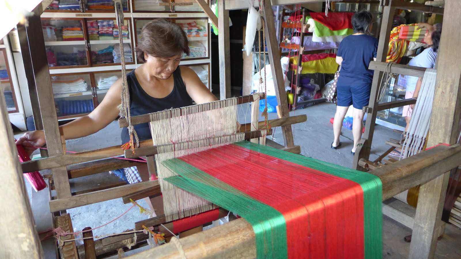 Pork in the Road: Rowilda's Handloom Weaving -- keeping the colourful ...
