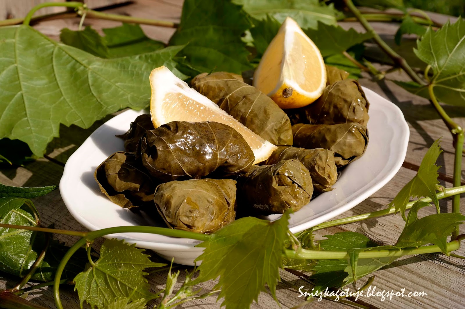 Dolmades (sarmi), czyli gołąbki z liści winorośli