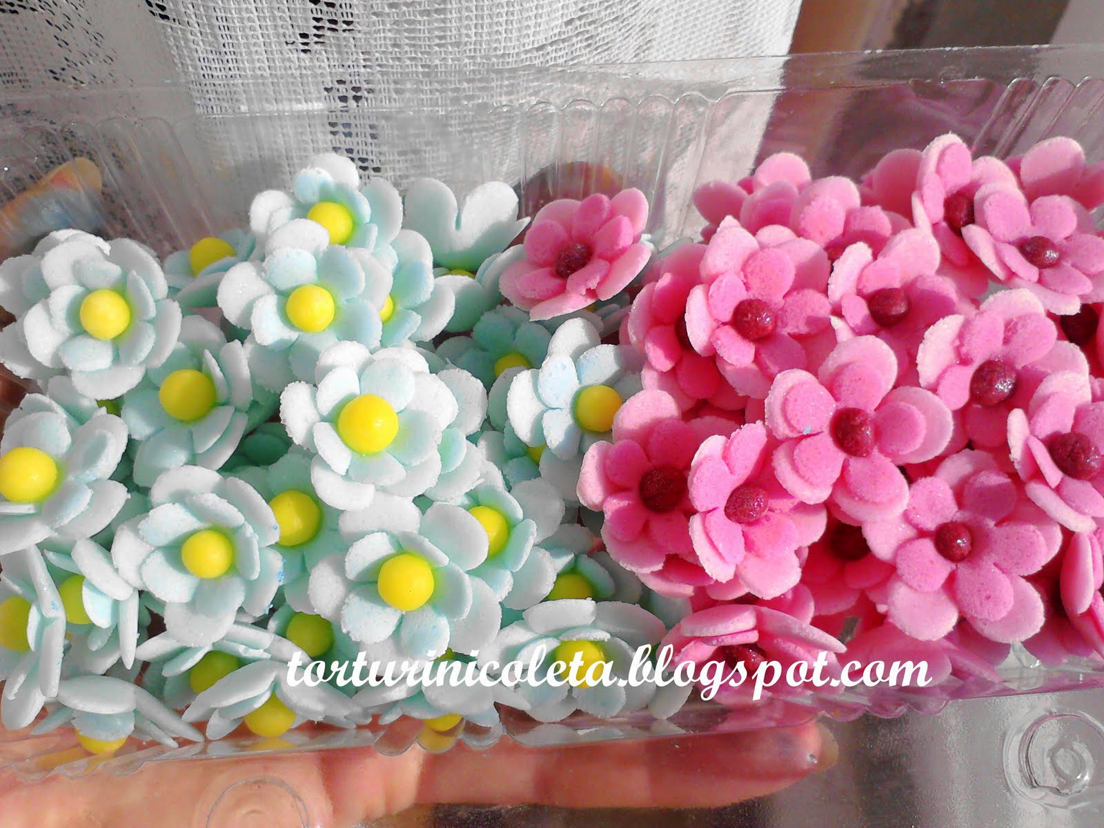 Torturi personalizate si ornamente comestibile in Dej: Floricele decor ...