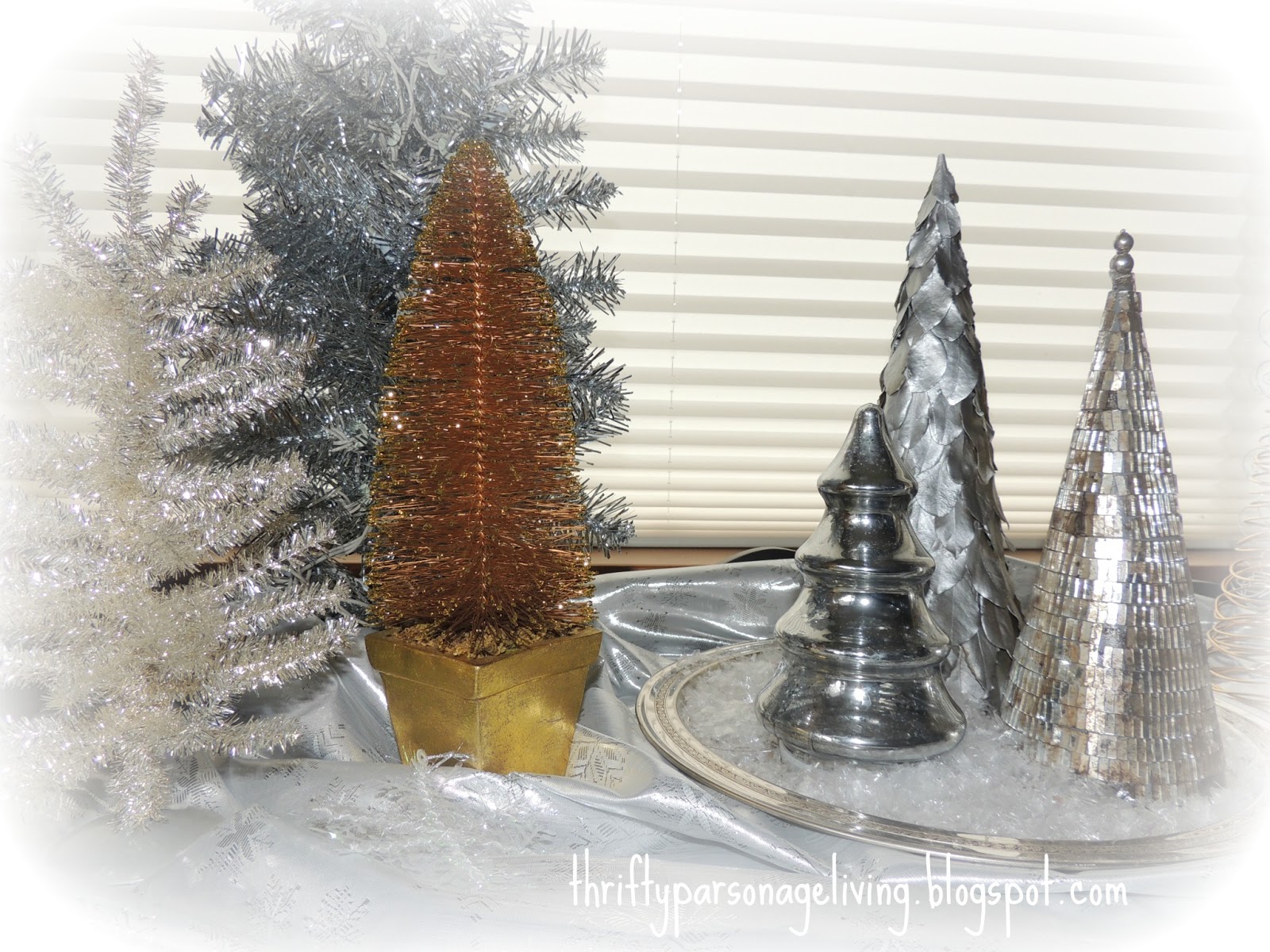 Thrifty Parsonage Living: CHRISTMAS TREE VIGNETTE