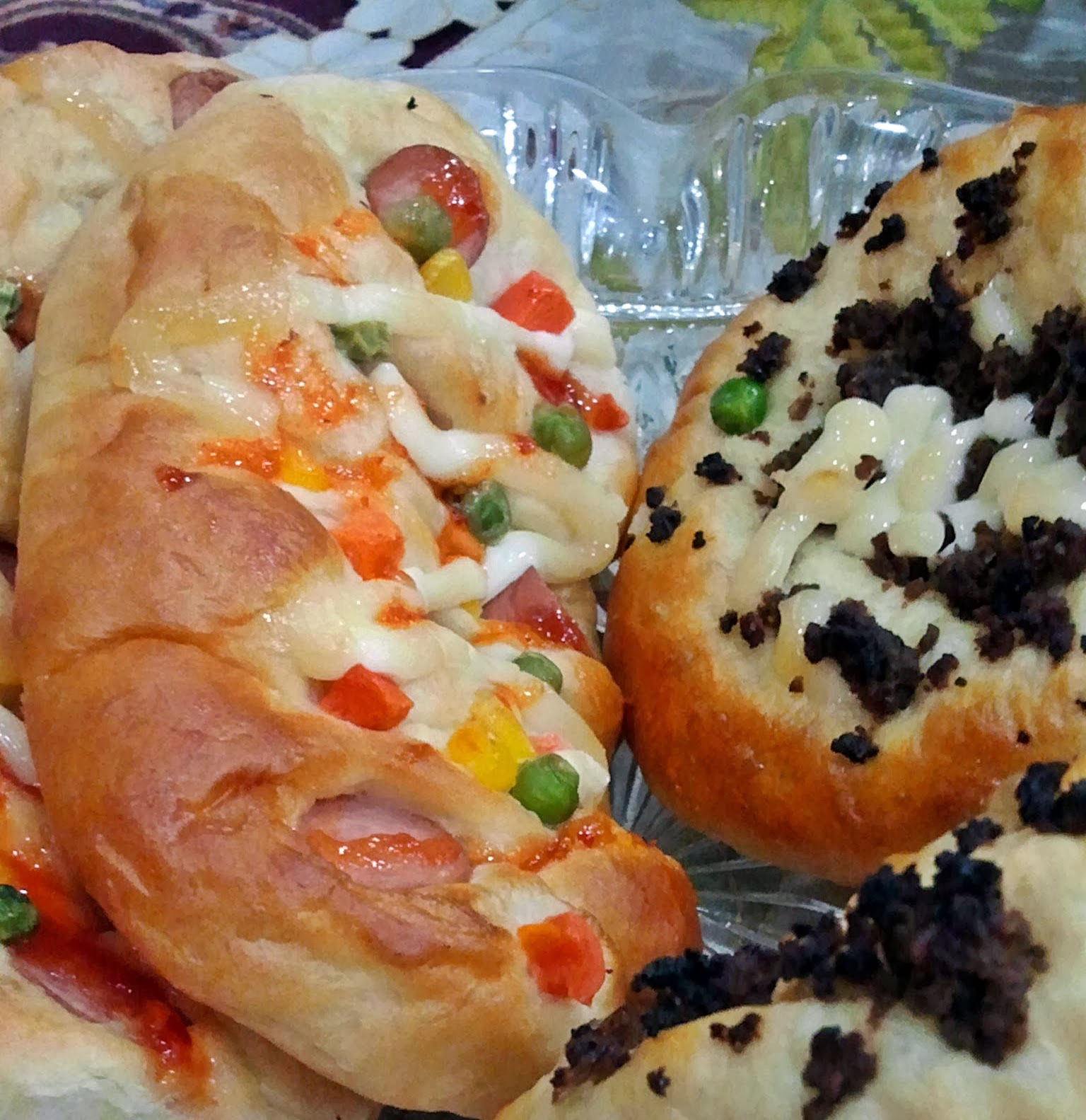 CORETAN DARI DAPUR: ROTI SOSEJ DAN BUN DAGING LADA HITAM