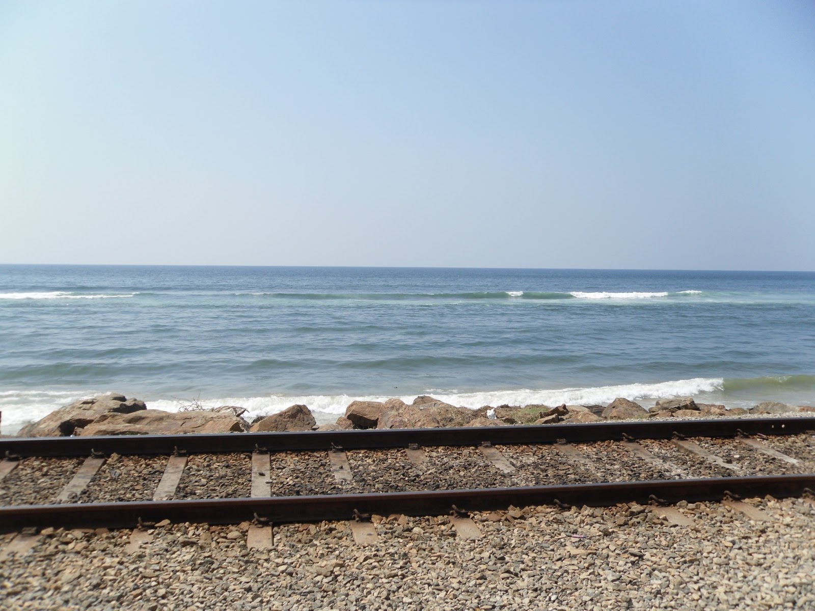 wanhengwah: COLOMBO: THE RAIL TRACK COMES CLOSE TO THE SEA-SHORE