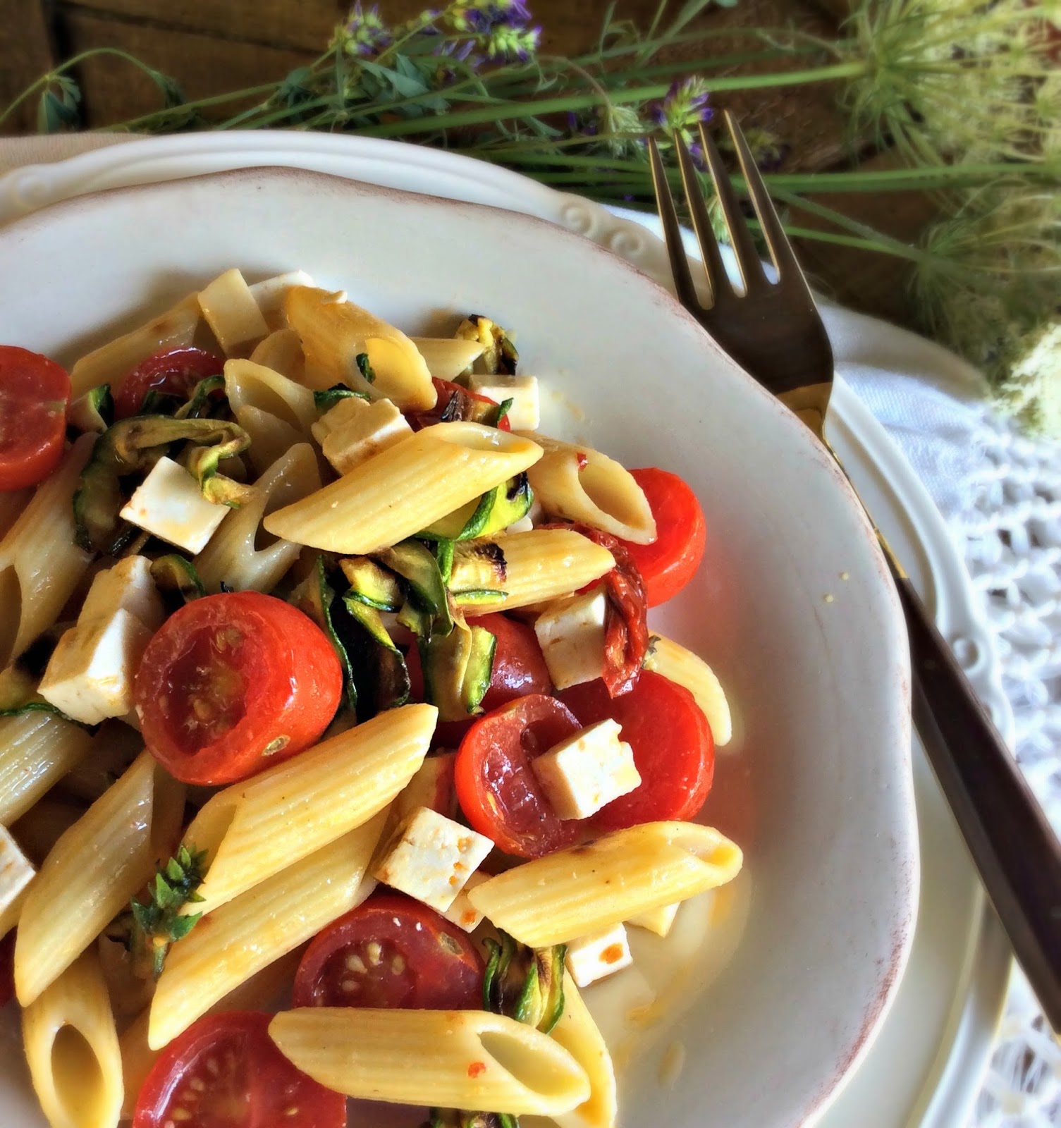 Pasta fredda con verdure grigliate, fiori di campo e tanto caldo ...