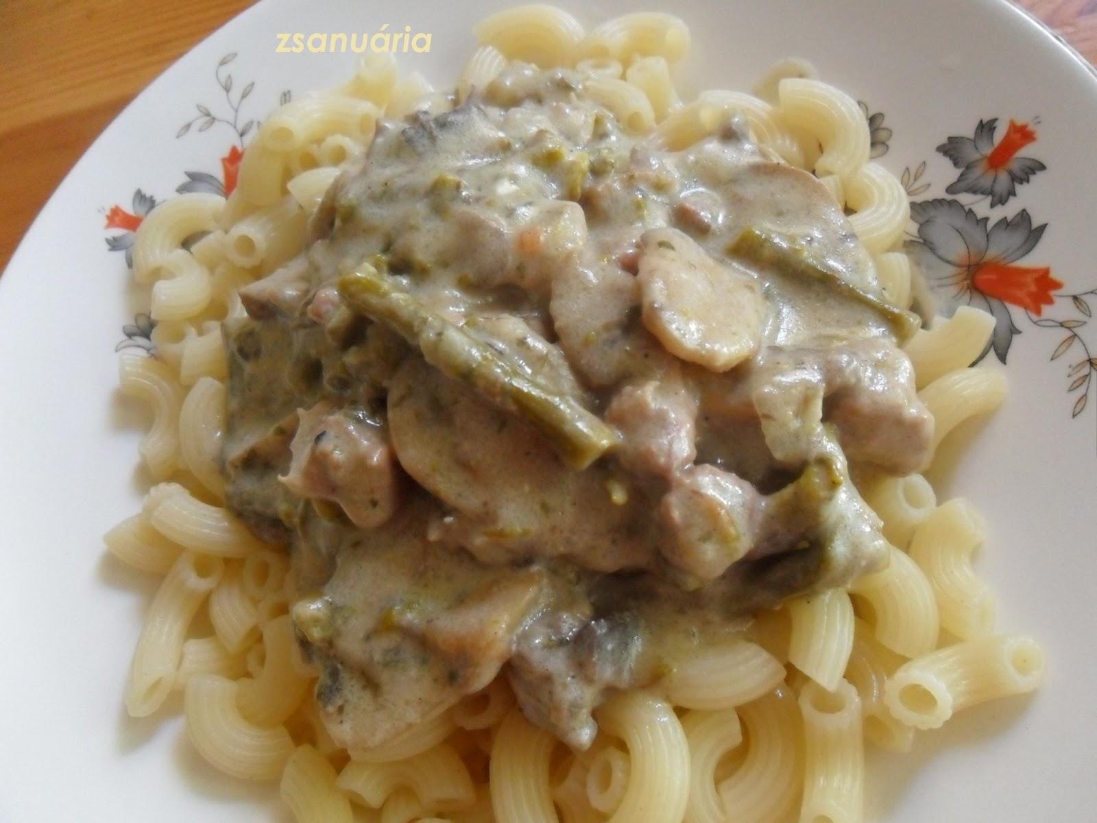 Zsanuária: Tejszínes, gombás, spárgás sertésragu