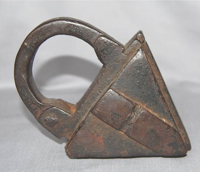 Candados Antiguos y Viejos: Gothic triangle padlock