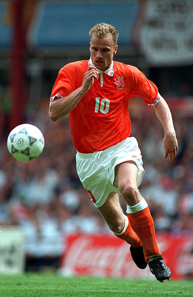 elFutbloglin: DORSALES MÍTICOS: 10 Bergkamp