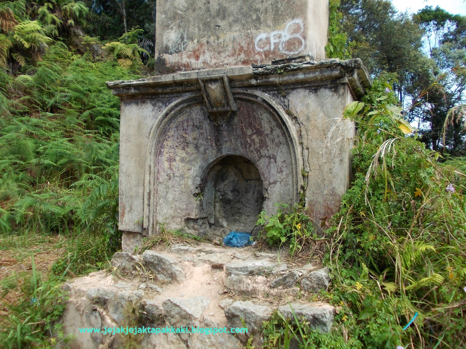 Pasak Kaki Jangan Tengok Atas Nanti Jatuh