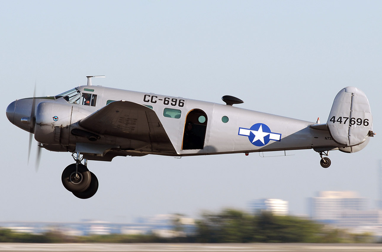 nhungdoicanh: Beechcraft 18 Twin Beech