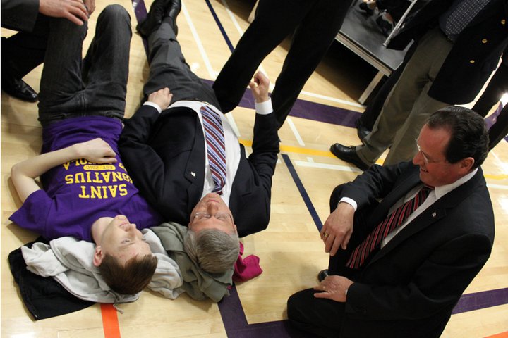 Moving to Ontario: Boy faints near Prime Minister Harper