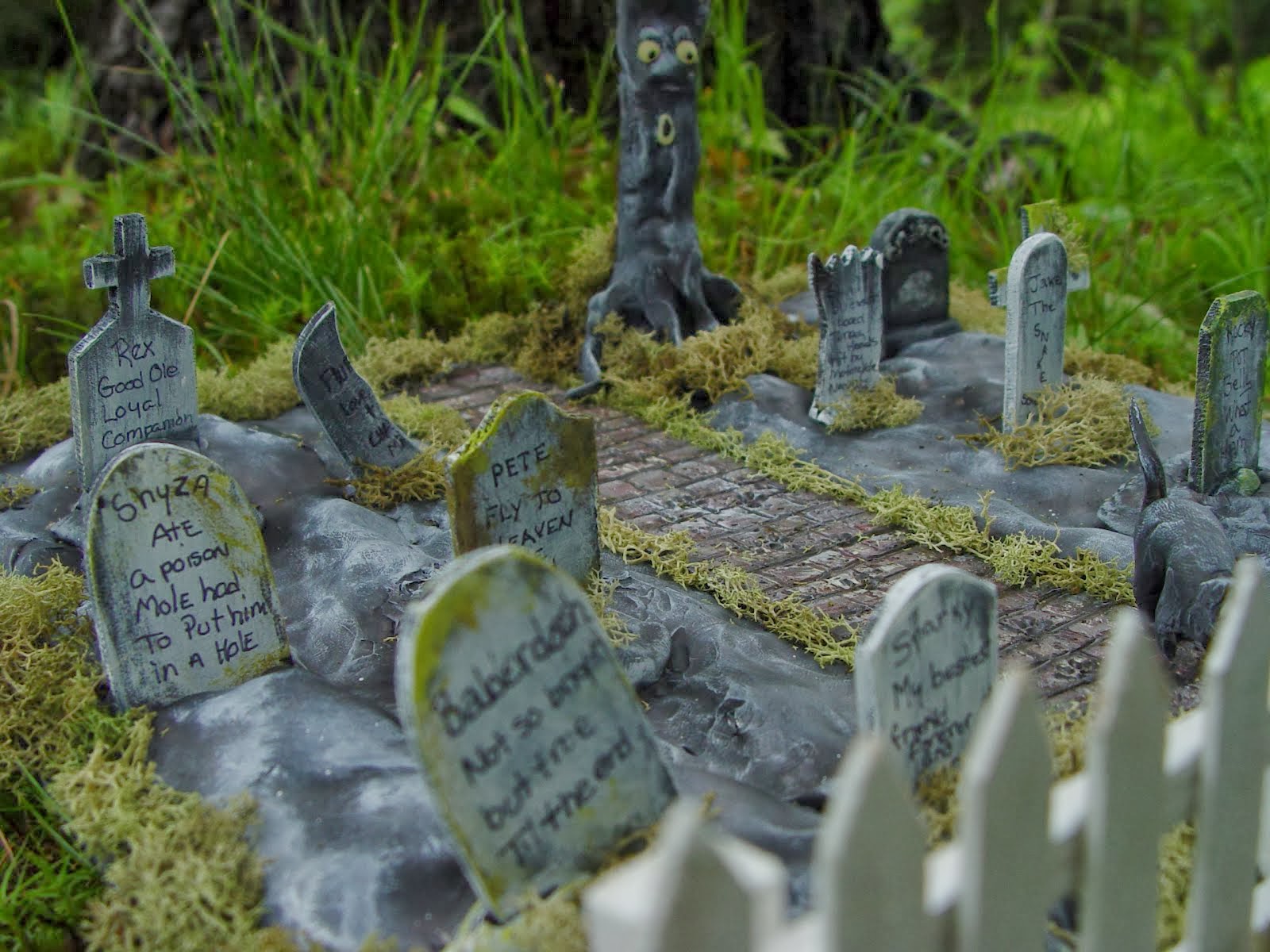 Liz Adeles SpOOky Art: Pet Cemetery