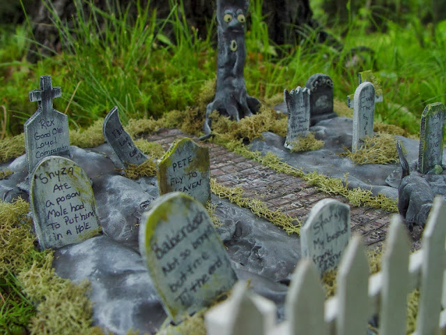 Liz Adeles SpOOky Art: Pet Cemetery
