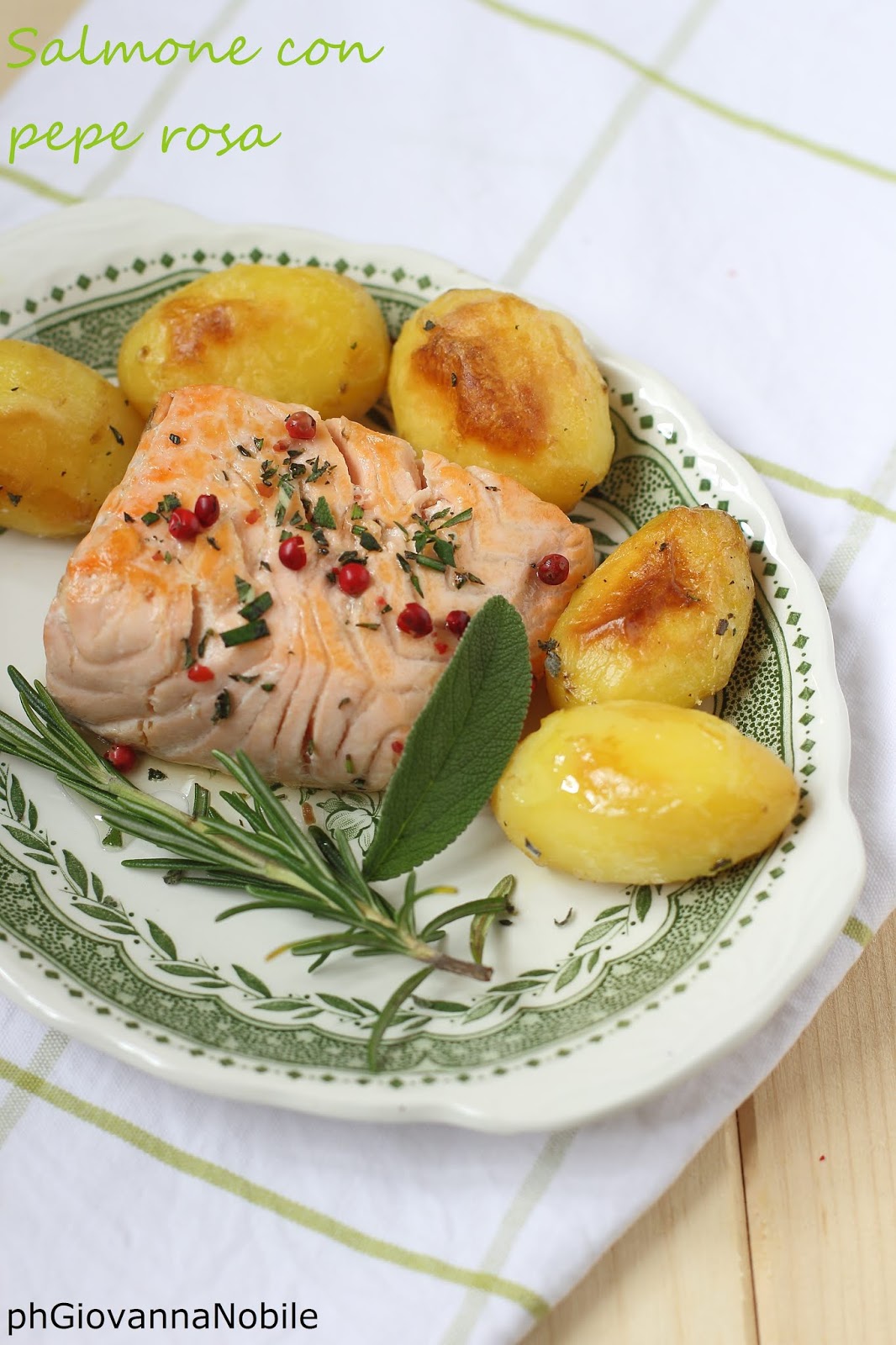 Salmone con pepe rosa ed erbe aromatiche e patate novelle al forno - la ...