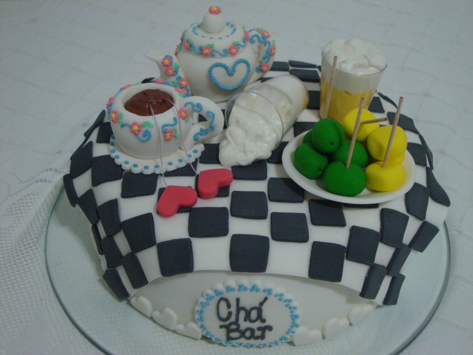 Luciana Aguiar Doces: Bolo em Pasta Americana com tema: Chá bar.