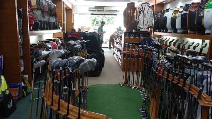 Toko Peralatan Golf di Sepanjang Jalan Pintu Air Raya, Jakarta ...