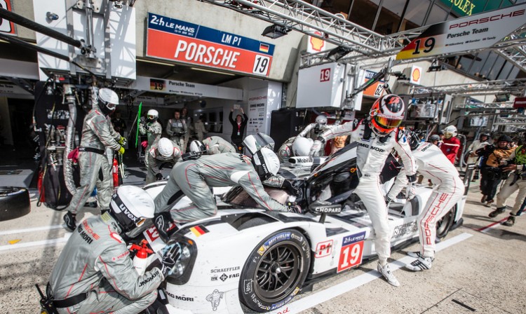 drivingandlife: PORSCHE PIT STOPS - What a difference 57 years makes!