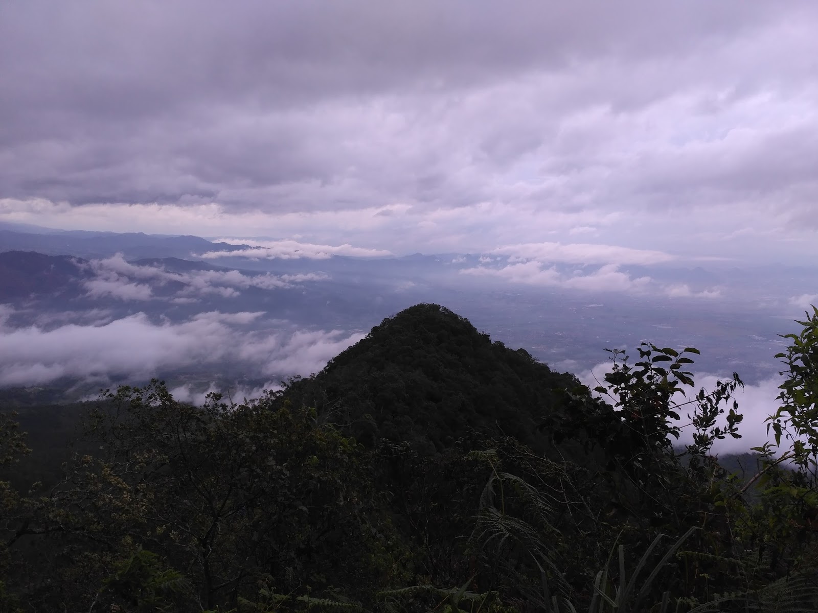Puncak Mega Gunung Puntang 2222 Mdpl di Bandung Selatan