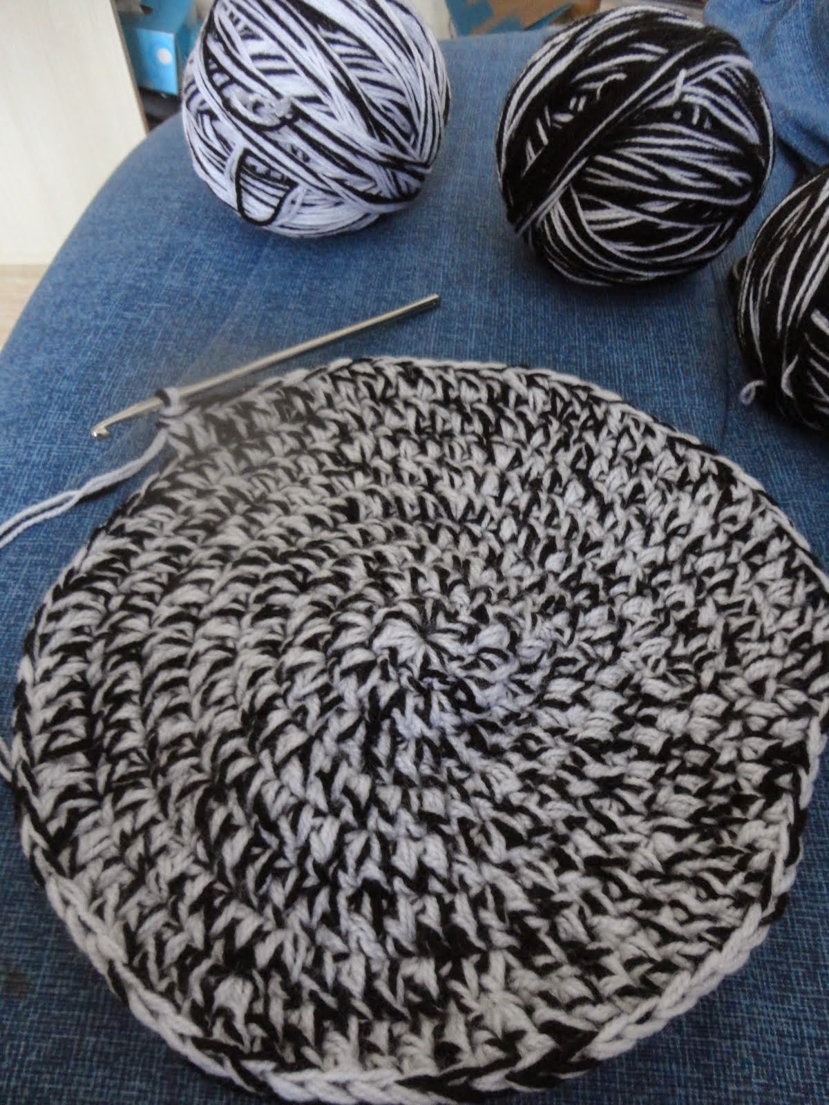 Les Créas de Coco: Sac rond noir et blanc au crochet