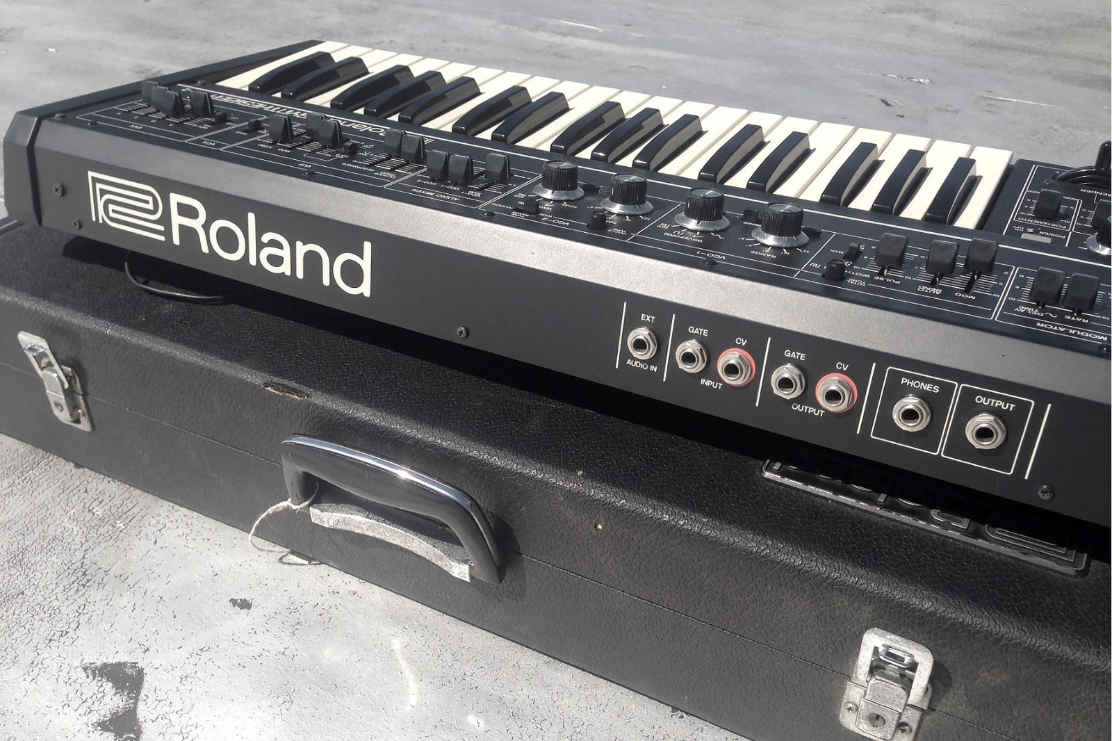 MATRIXSYNTH: Roland SH-2 Synthesizer with Original Case & Power Converter