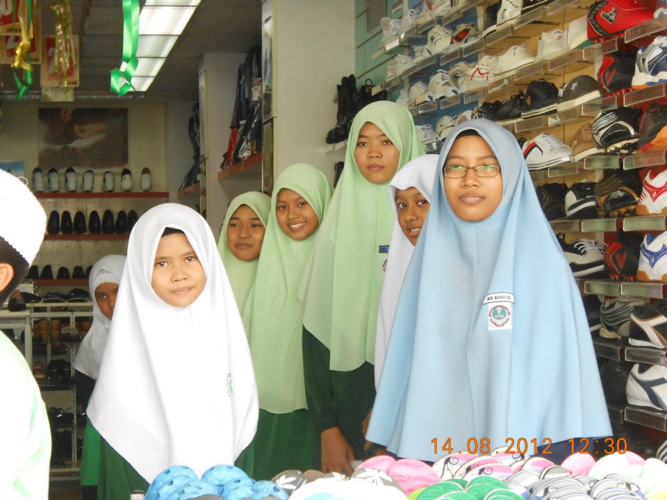 N51 Pasir Panjang: Sekolah At Taalim bawa Anak yatim Shopping Baju Raya