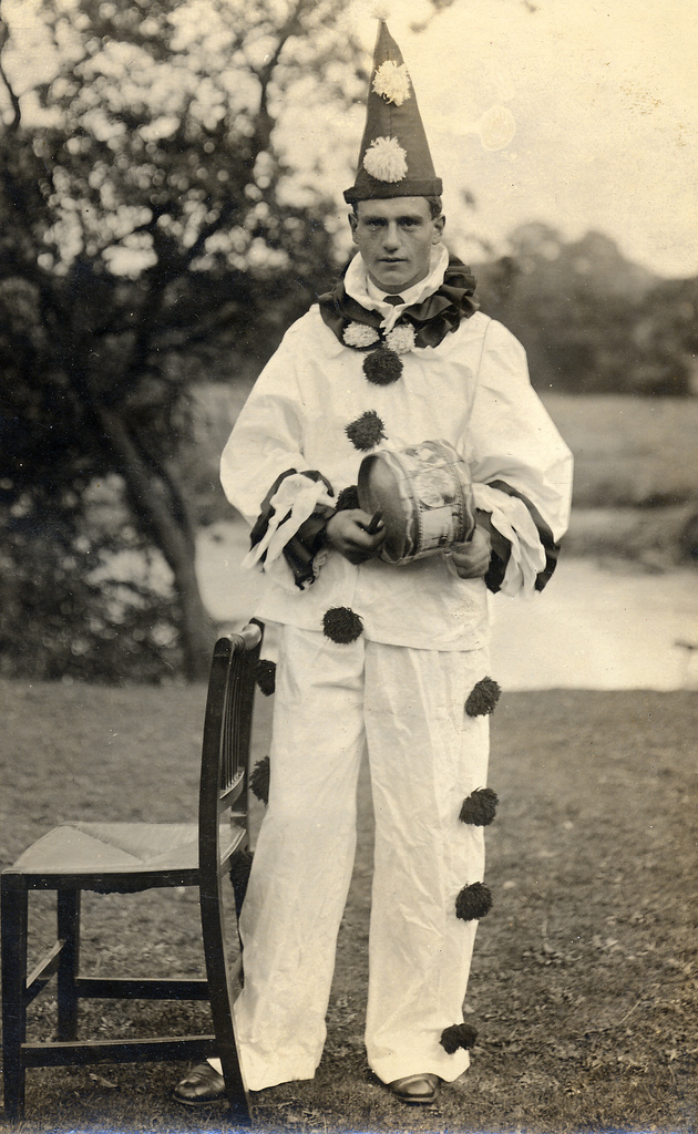 27 Hilarious Vintage Photos of People Dressed in Pierrot from the Early ...