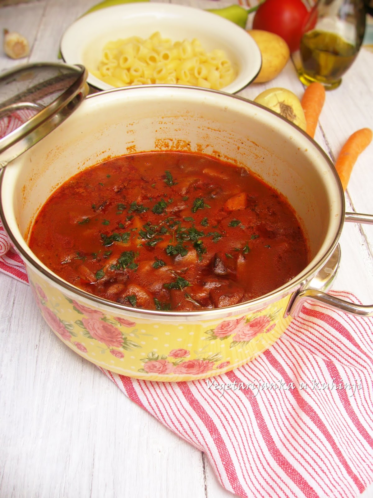 Gulaš sa povrćem i šampinjonima