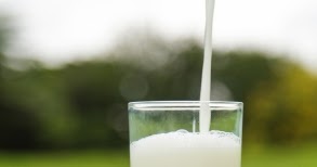 DIY10 Milk skin lightening home remedies : Raw milk skin whitening ...