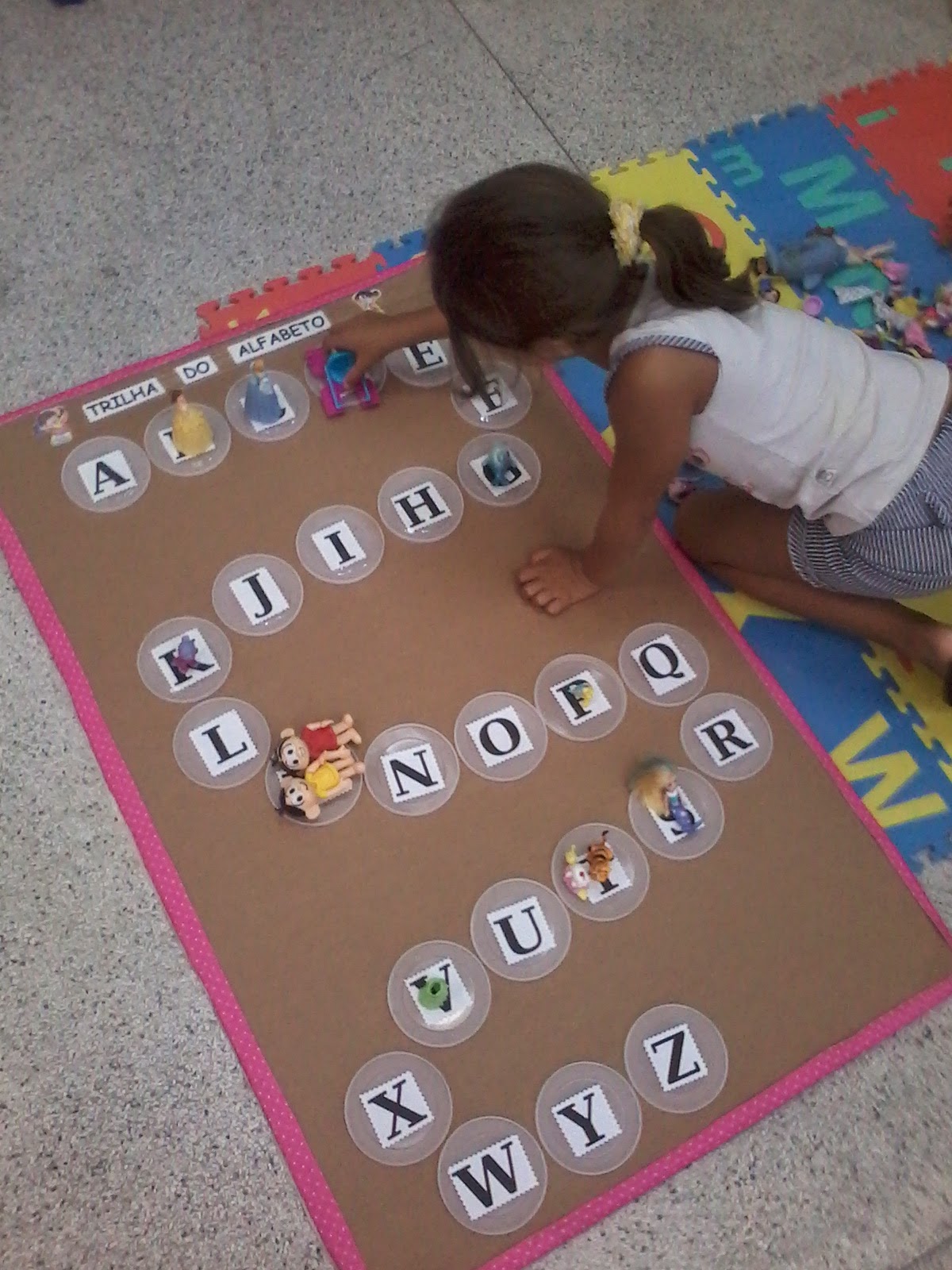alfabetização, sala de aee. Este jogo é a trilha das letras. Joga-se o ...