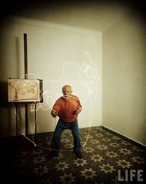 Amazing Color Photographs of Picasso Painting in Light in 1949 ...