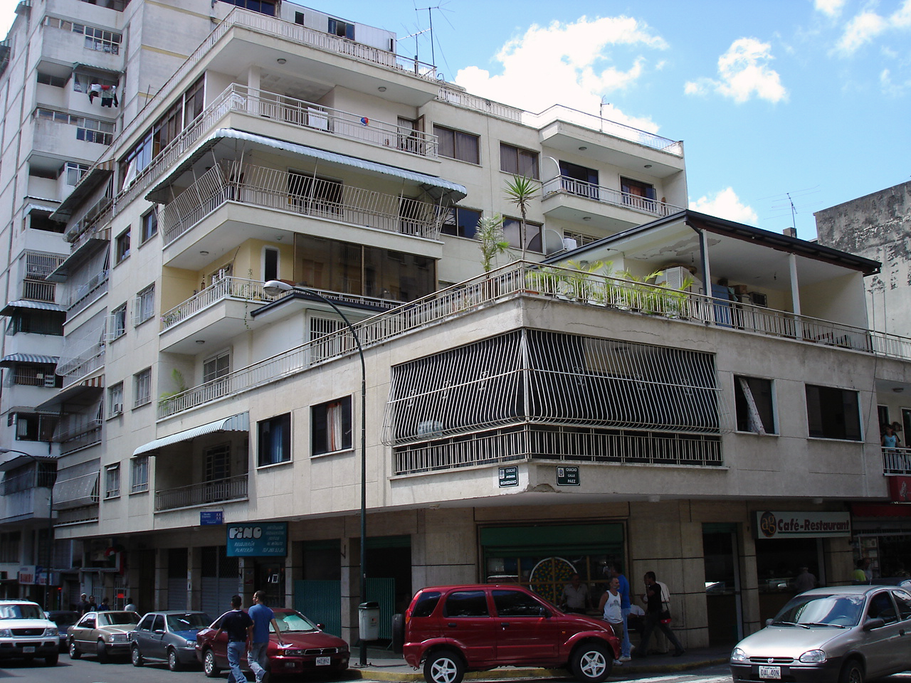 Edificio Imperial B, Centro Historico de Chacao, Caracas (f. 2005, Sara ...
