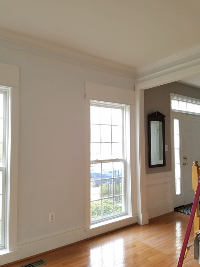 Trimming the Windows in Living Room - Remodelando la Casa