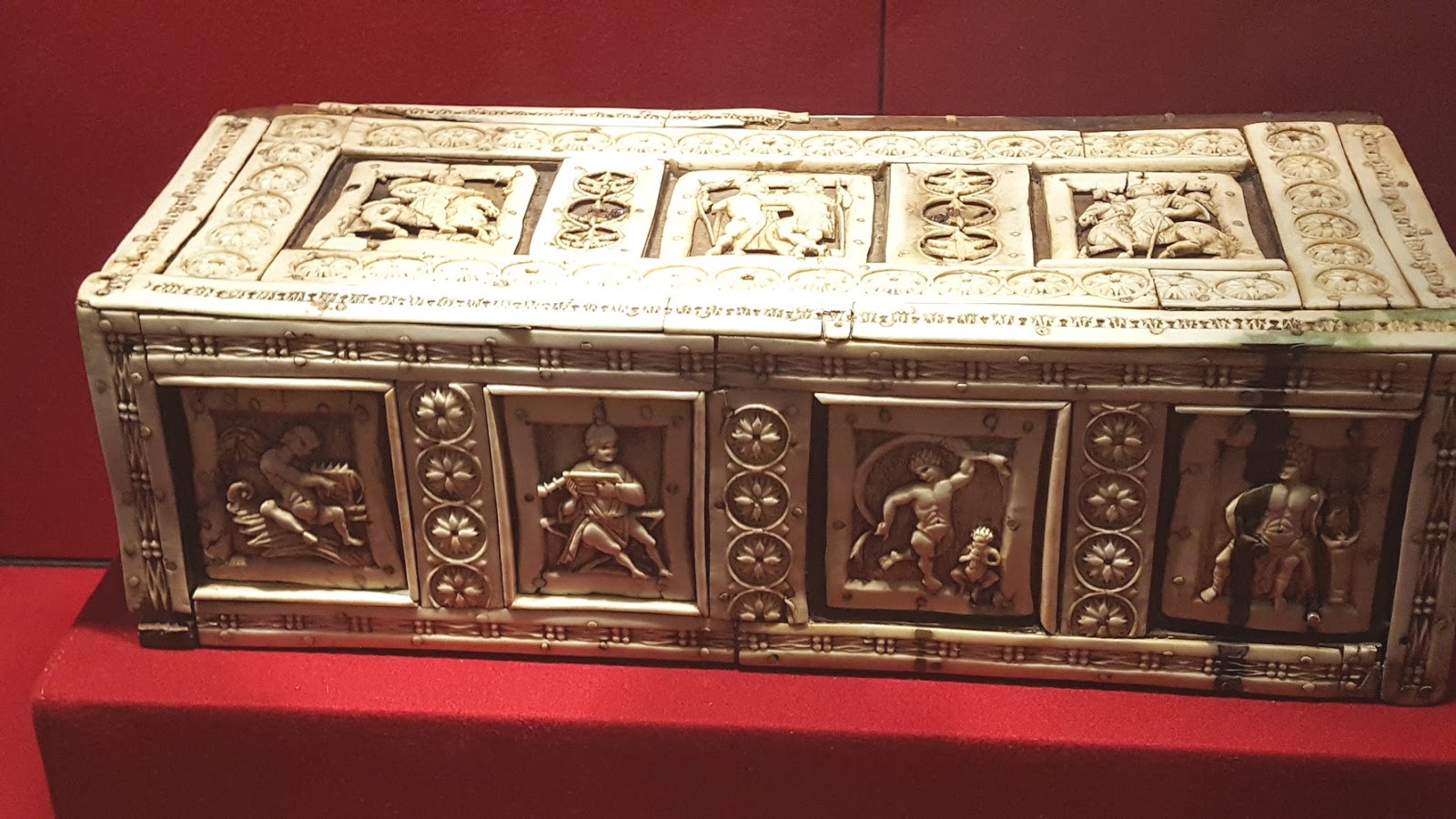 Eva's historical costuming blog: Some 9th to 13th century ivory ...