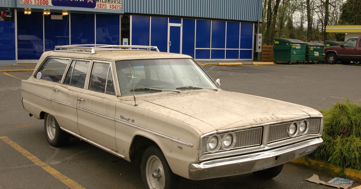 OLD PARKED CARS.: 1966 Dodge Coronet 440 Wagon.