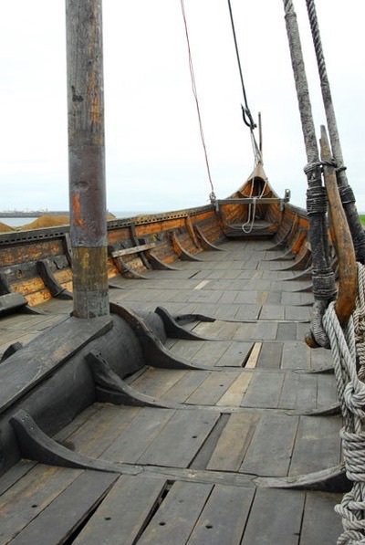 daily timewaster: The longboat is ready, Ragnar! Load the Vikings!
