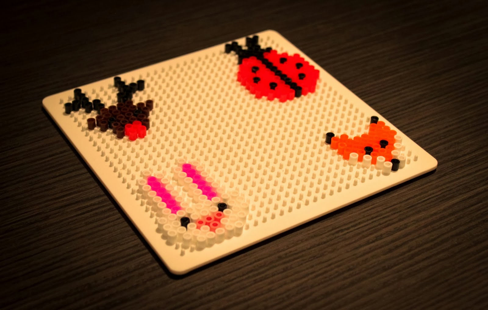 Askartelijan idealaari: Askartelua Hama-helmillä