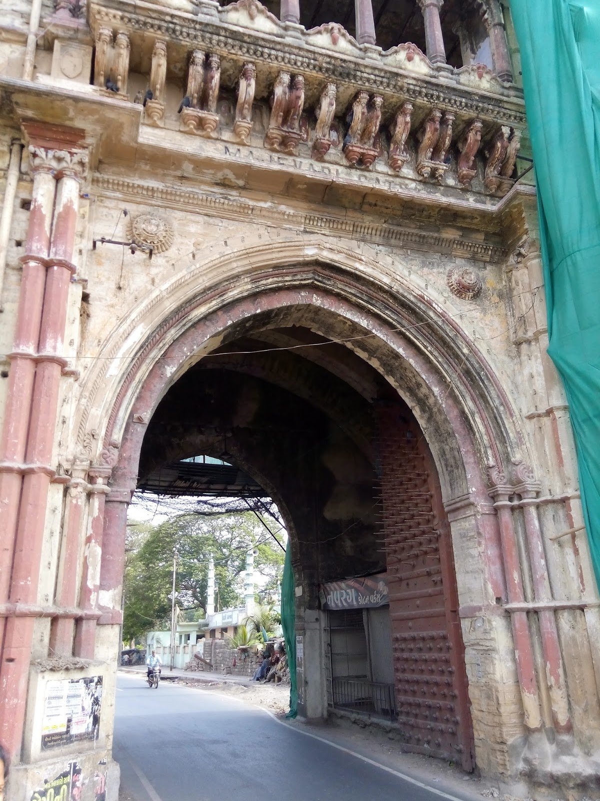 Majevadi Gate in Junagadh in Gujarat | The journey of a thousand miles ...