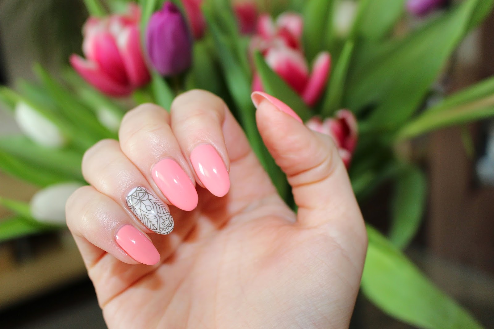 Delikatny, kobiecy manicure hybrydy Semilac | hola paola