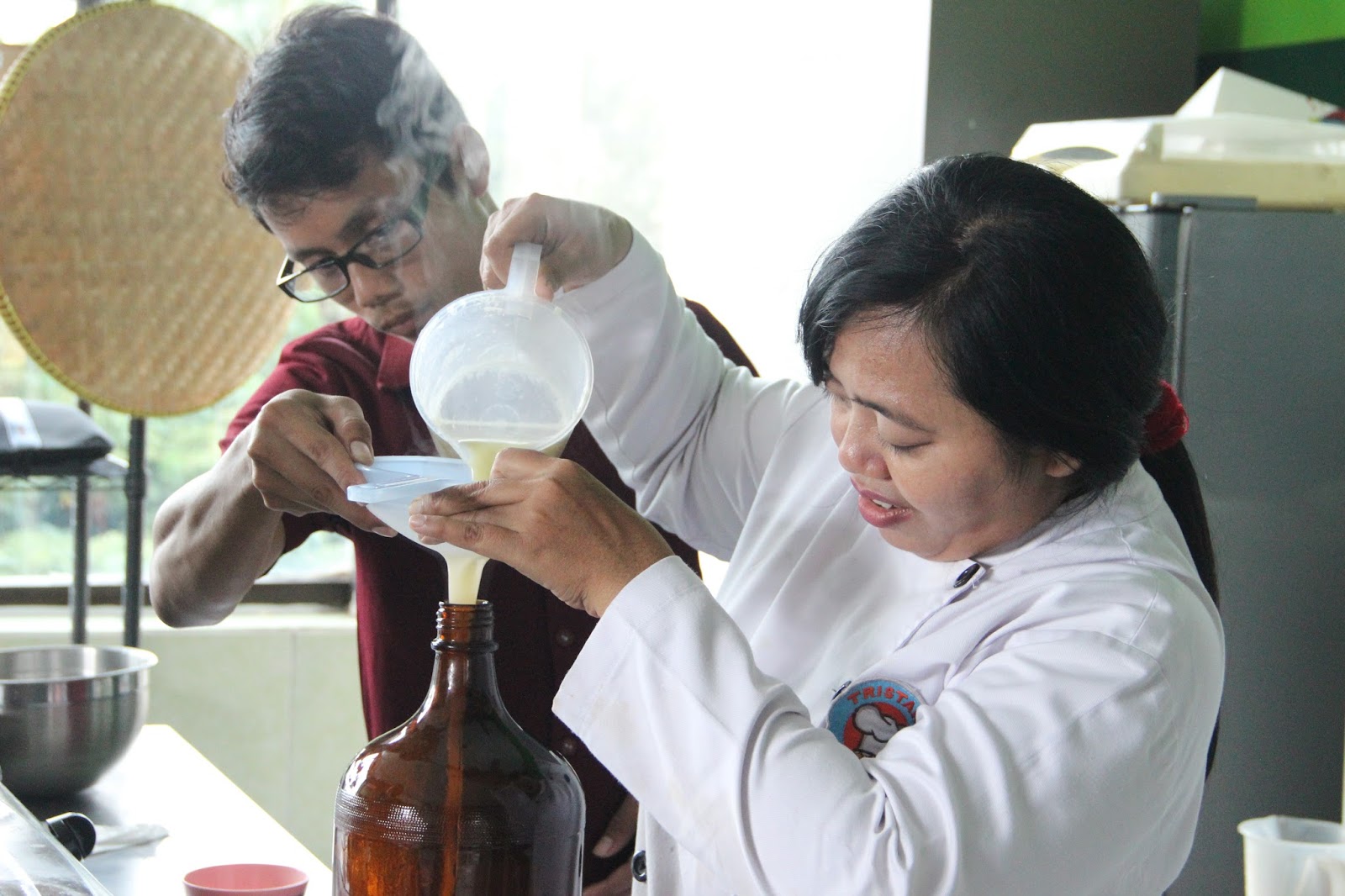 AKADEMI PARIWISATA MAJAPAHIT: Membuat Fruit Wine Bersama Lidya Nursanti ...