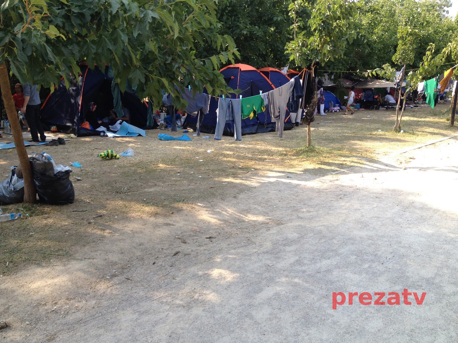 ΠΡΕΖΑ TV ©: ΤΡΑΓΙΚΕΣ ΟΙ ΣΥΝΘΗΚΕΣ ΔΙΑΒΙΩΣΗΣ ΤΩΝ ΠΡΟΣΦΥΓΩΝ ΣΤΟ ΠΕΔΙΟΝ ΤΟΥ ...