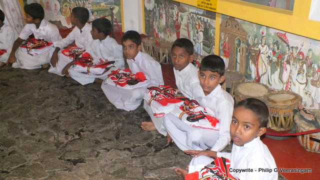 philipveerasingam: Ceremonially receiving the 'Hewisi Band' kit ...