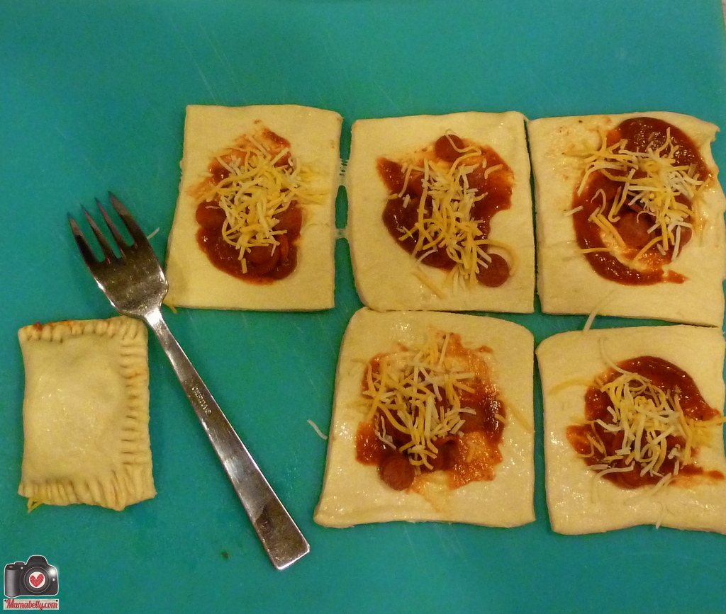 Mamabelly's Lunches With Love: Fast and Easy Mini Pizza Pockets