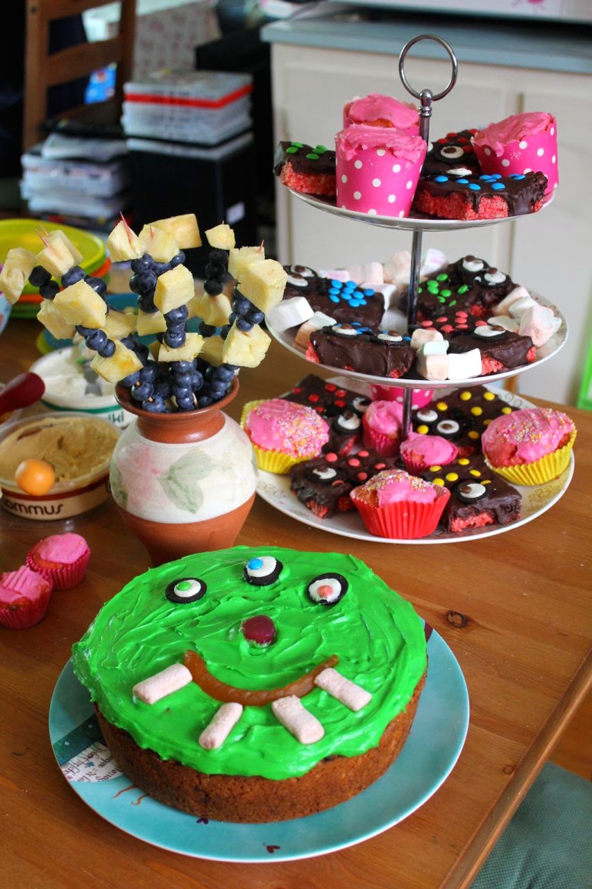 Green Gourmet Giraffe: Monster cake, monster rice krispies and the red ...