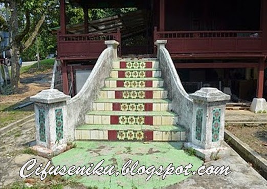 .: KEUNIKAN TANGGA BATU RUMAH MELAKA