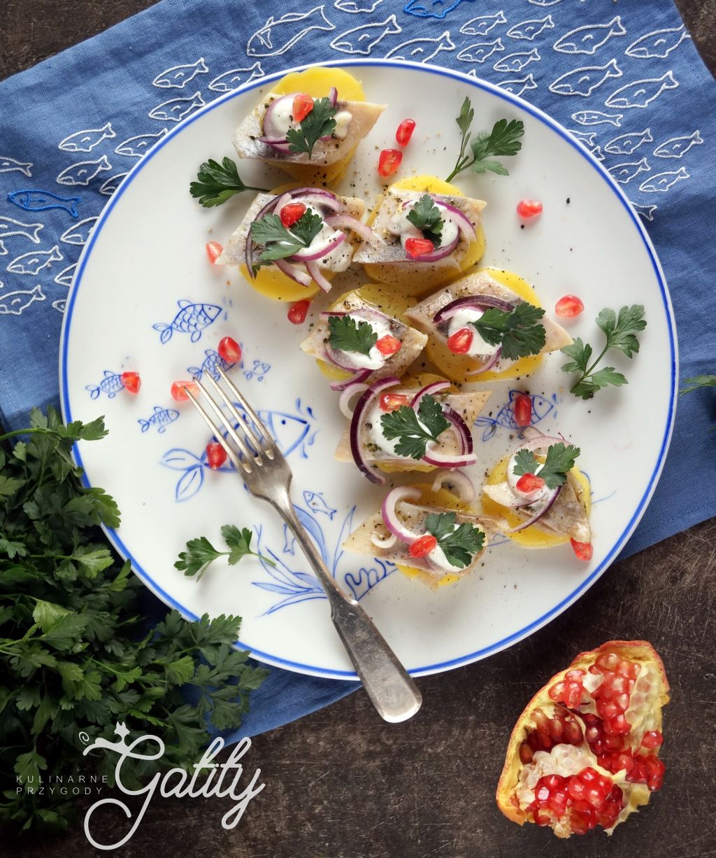 Aromatyczny śledź z ziemniakami i granatem