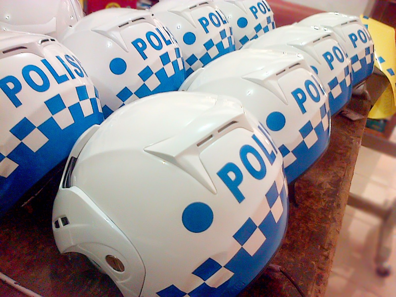 Berbagi Pengetahuan Bersama SC2 Art Photo: stiker helm Polisi