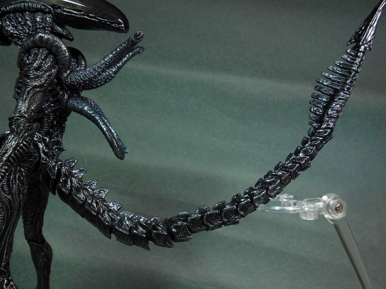 Review: S.H.Monsterarts Alien Warrior | Night's Corner