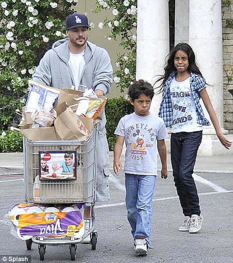 Kevin Federline World: Kevin Federline at a supermarket with Kori and Kaleb