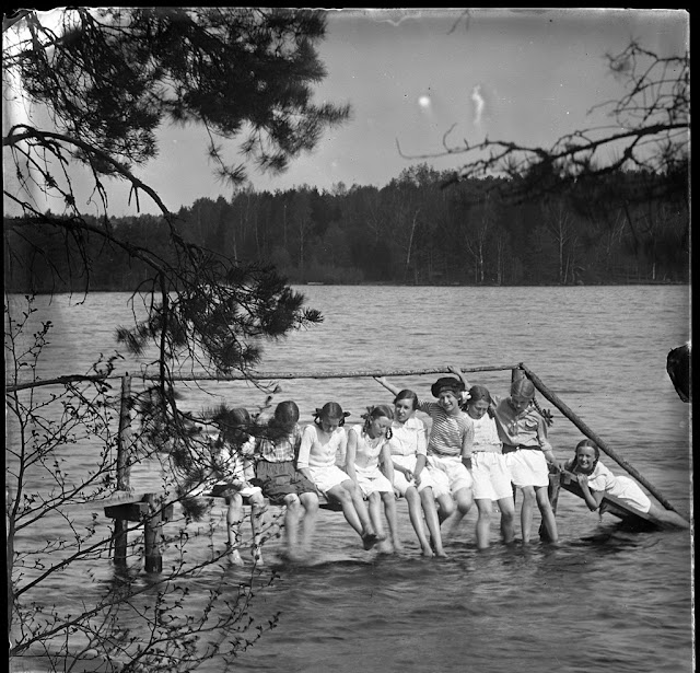 Those Were Old Barefoot Days – Lovely Vintage Photos Prove That ...
